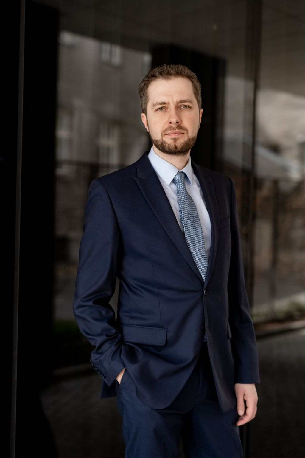 Jak dobrze pozować do zdjęć biznesowych? Poradnik